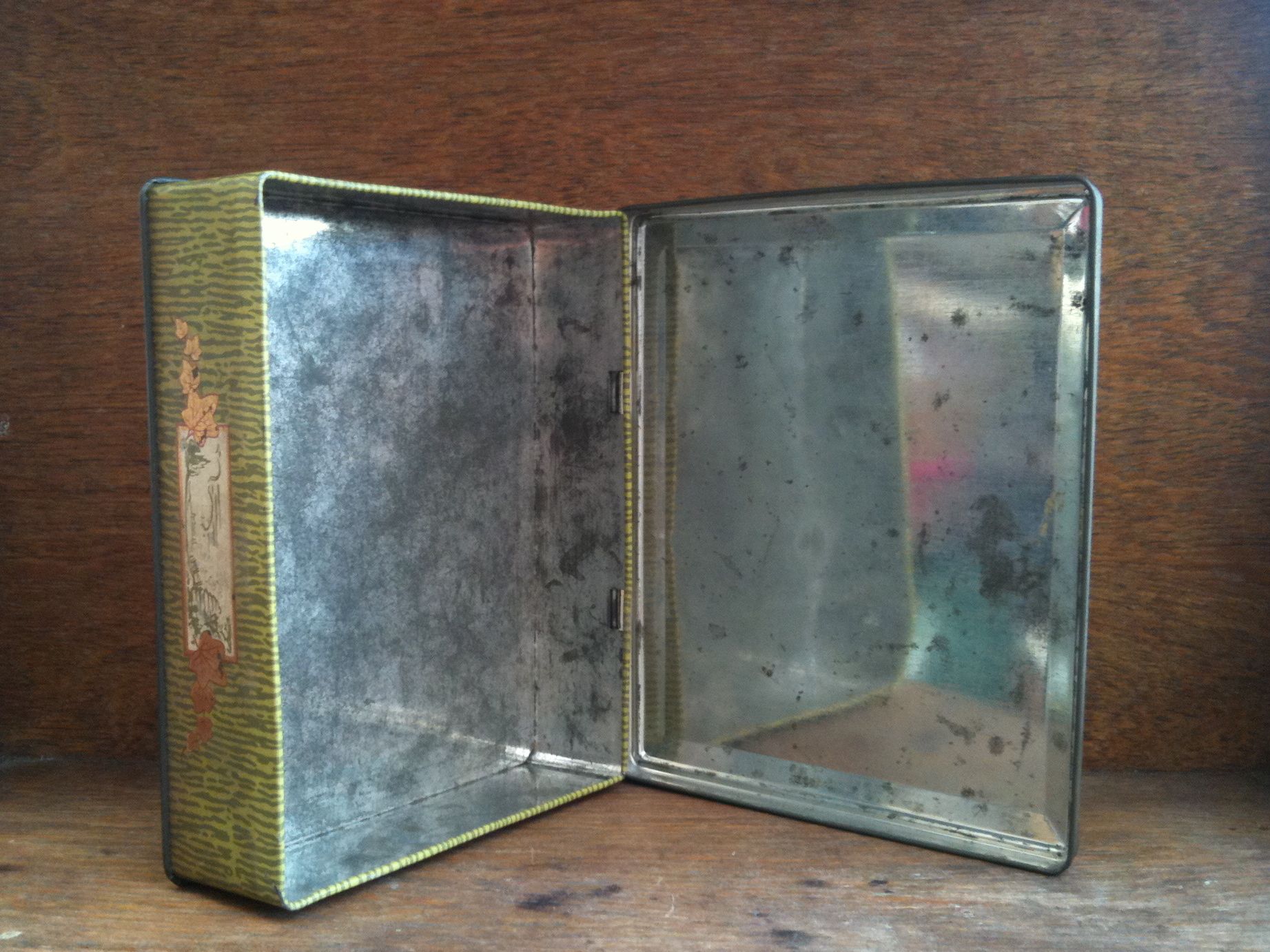 Vintage English Scenery Tin Box on Luulla